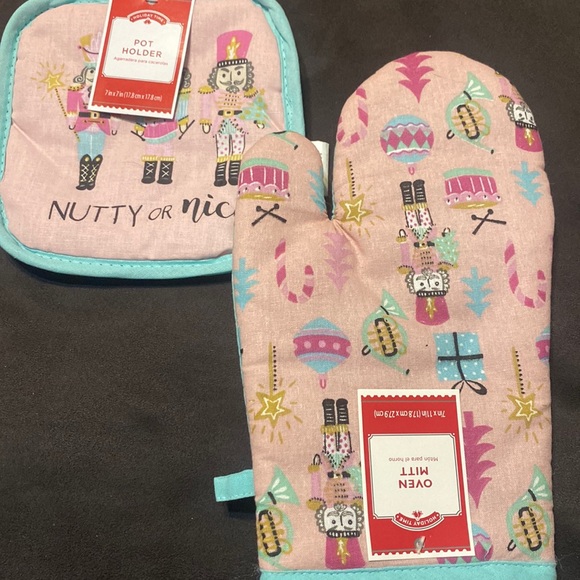 Holiday Time | Kitchen | Holiday Oven Mitt And Pot Holder Set Nutty Or ...